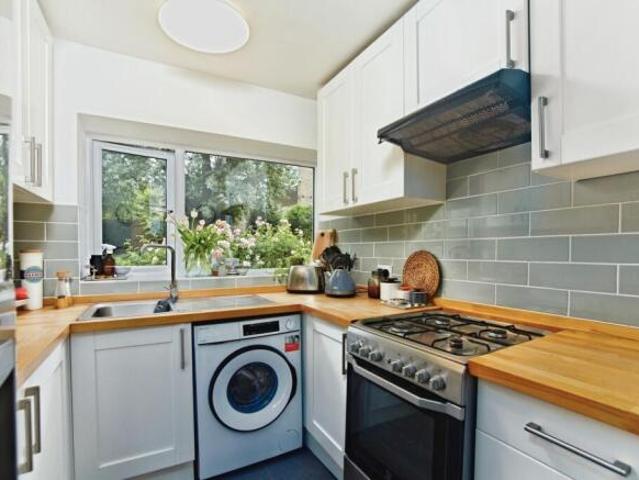2 bedroom flat for sale in Oaks Avenue, London, SE19