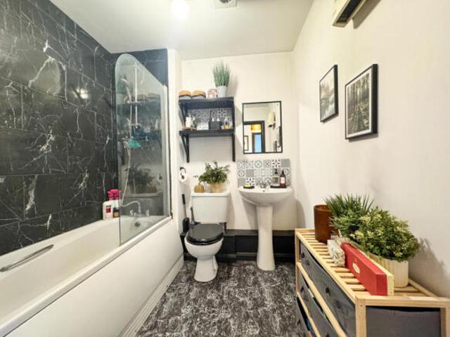2 bedroom flat for sale in Oasis Court, Kenway, Southend On Sea, SS2