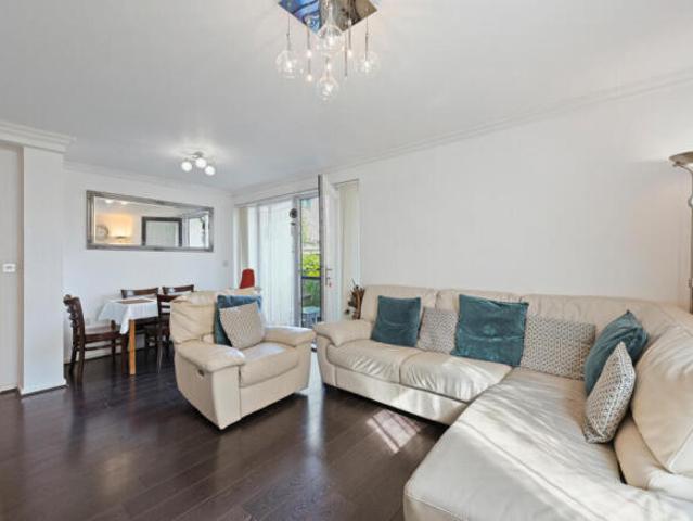 2 bedroom flat for sale in Oat House, 5 Peacock Close, Mill Hill, London NW7