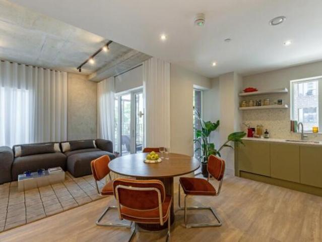 2 bedroom flat for sale in Old Kent Road, London, SE15