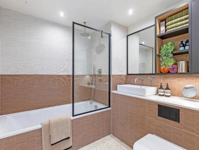 2 bedroom flat for sale in Old Kent Road, London, SE15