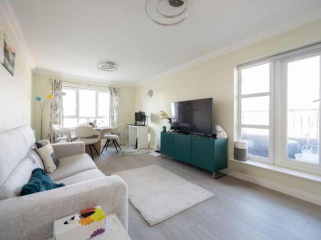 2 bedroom flat for sale in Omega Court, Watford, WD18