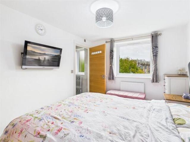 2 bedroom flat for sale in Onslow Road, Guildford, Surrey, GU1