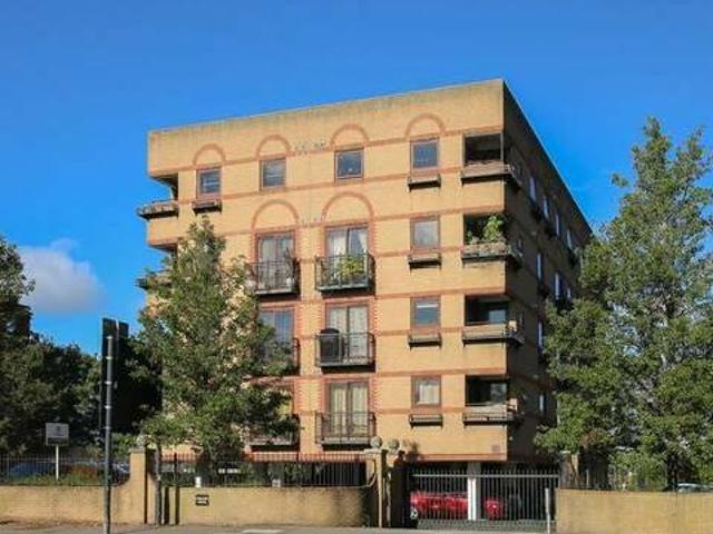 2 bedroom flat for sale in Oxford Road Aylesbury HP19