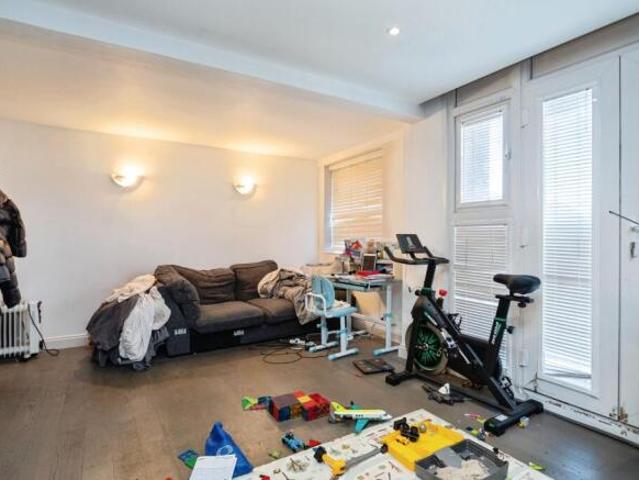 2 bedroom flat for sale in Paragon Road, Hackney, E9