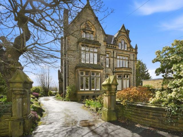 2 bedroom flat for sale in Park Drive South, Huddersfield, HD1
