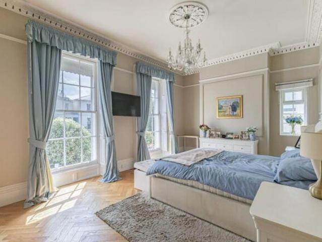 2 bedroom flat for sale in Park Place, Cheltenham, GL50