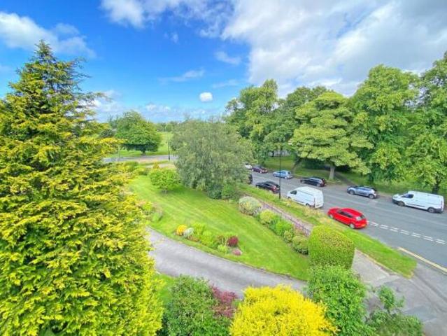 2 bedroom flat for sale in Park Road, Beaulieu Court, HG2