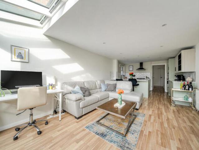 2 bedroom flat for sale in Park Road, Guildford, GU1