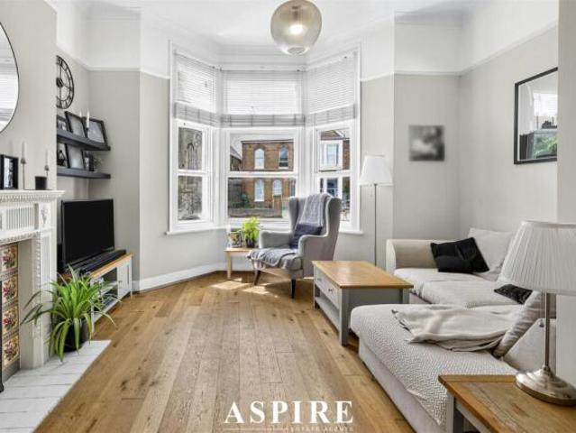 2 bedroom flat for sale in Park Road, Westcliff On Sea, SS0