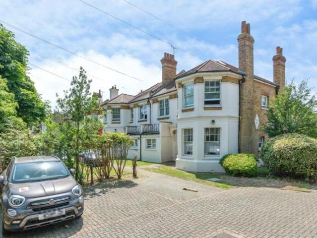 2 bedroom flat for sale in Parkgate, Westcliff on Sea, Essex, SS0