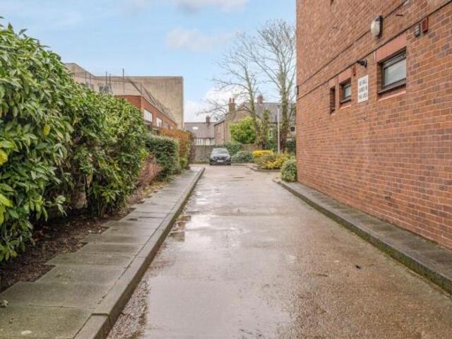 2 bedroom flat for sale in Pendennis Road, Streatham, London, SW16