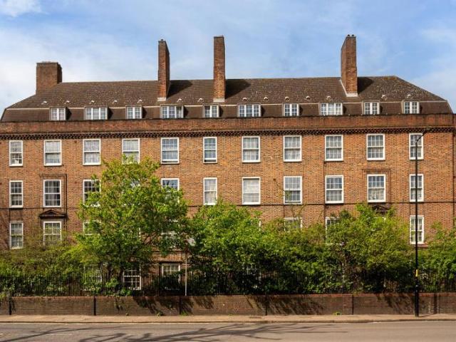2 Bedroom Flat for Sale in Peckham Park Road