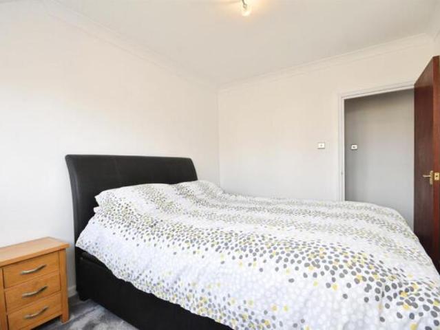 2 bedroom flat for sale in Pettits Lane, Romford, RM1