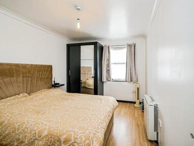 2 bedroom flat for sale in Pickfords Gardens, Slough, SL1