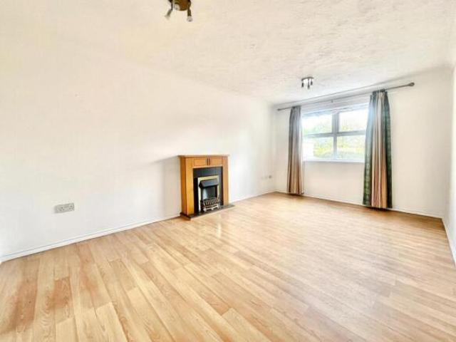 2 bedroom flat for sale in Pickfords Gardens, Slough, SL1