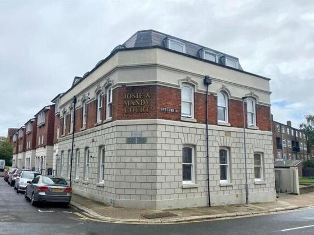 2 Bedroom Flat For Sale In Portsmouth, Hampshire