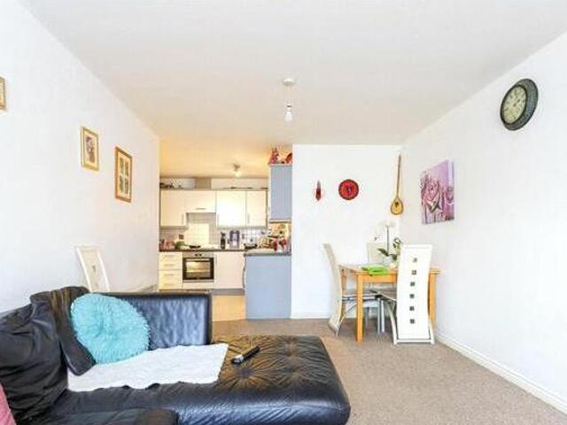 2 Bedroom Flat For Sale In Portsmouth, Hampshire