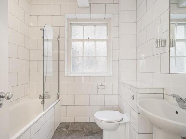 2 bedroom flat for sale in Princess Court, Bryanston Place, London, W1H