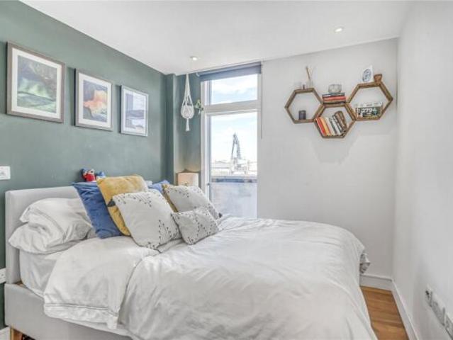 2 bedroom flat for sale in Queenstown Road, Battersea, SW8