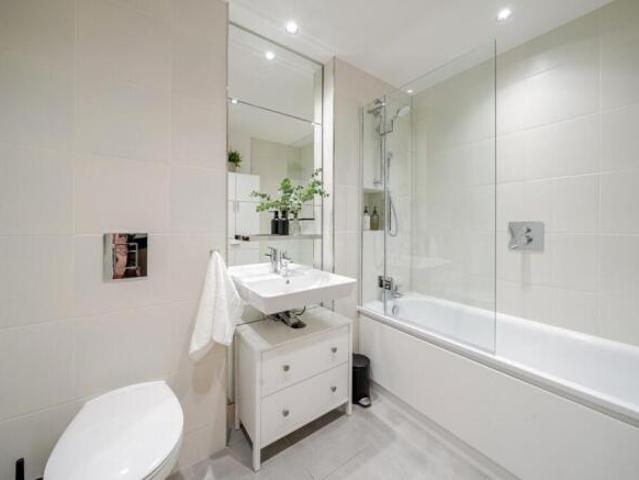 2 bedroom flat for sale in Queenstown Road, London, SW11