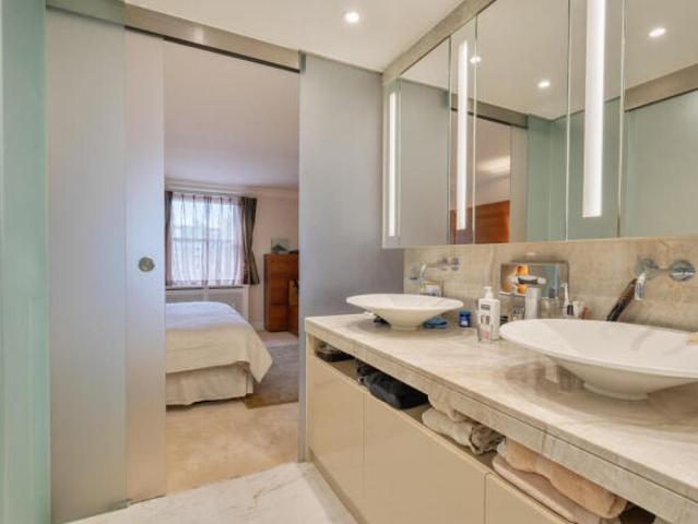 2 bedroom flat for sale in Queen's Gate, London, SW7