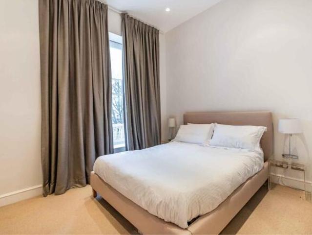 2 bedroom flat for sale in Queens Gardens, London, W2
