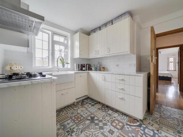 2 bedroom flat for sale in Queens Drive, London, W3