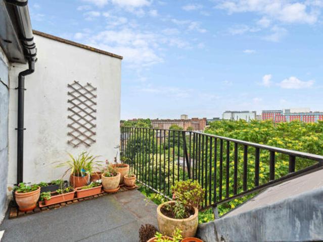 2 bedroom flat for sale in Queens Mansions, London, W6