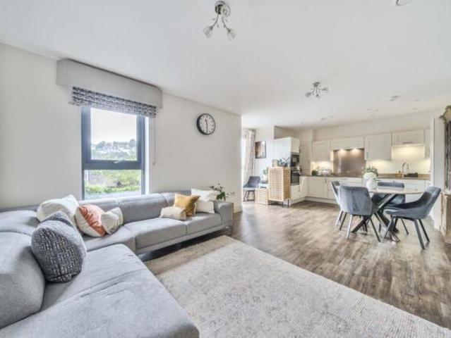 2 bedroom flat for sale in Queens Place, Guildford, Surrey, GU2