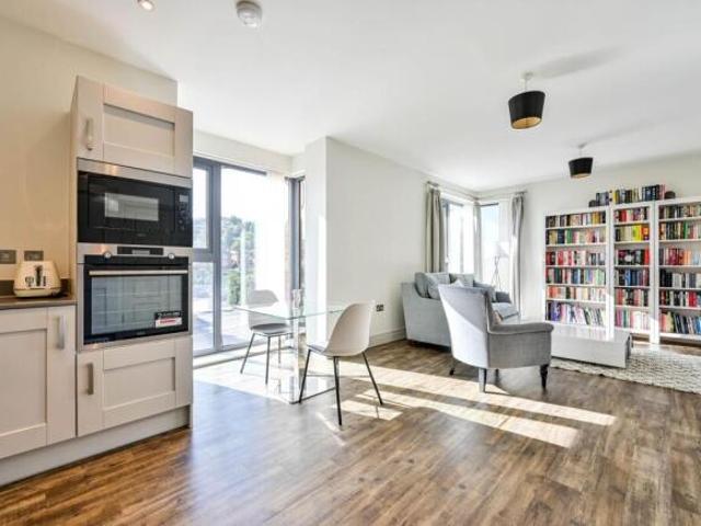 2 bedroom flat for sale in Queens Place, Guildford, Surrey, GU2