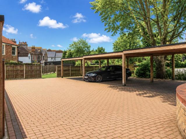 2 bedroom flat for sale in Queens Road, Brentwood, CM14