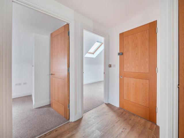 2 bedroom flat for sale in Queens Road, Guildford, GU1