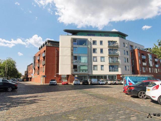 2 bedroom flat for sale in Railway Street, Hull Marina, HU1
