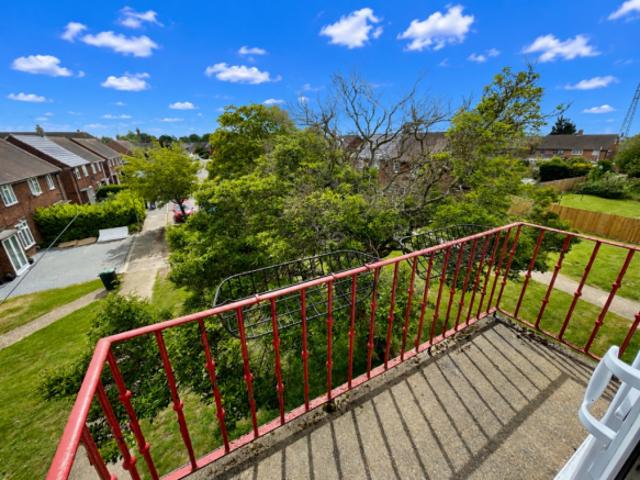 2 bedroom flat for sale in Red Rails Court, Red Rails, Luton, Bedfordshire, LU1 5NF, LU1
