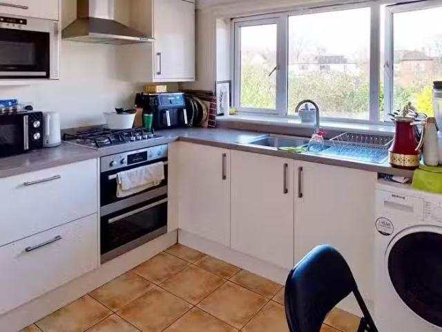 2 Bedroom Flat For Sale In Redland Close, Chester, CH4