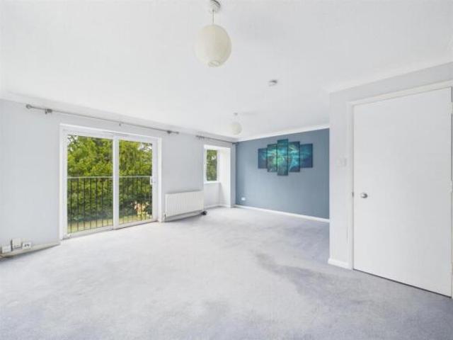 2 bedroom flat for sale in Reedham Drive, Purley, CR8