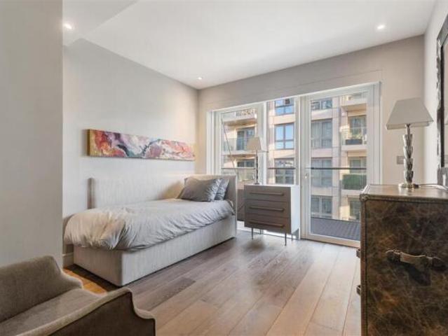 2 bedroom flat for sale in Regatta Lane, W6