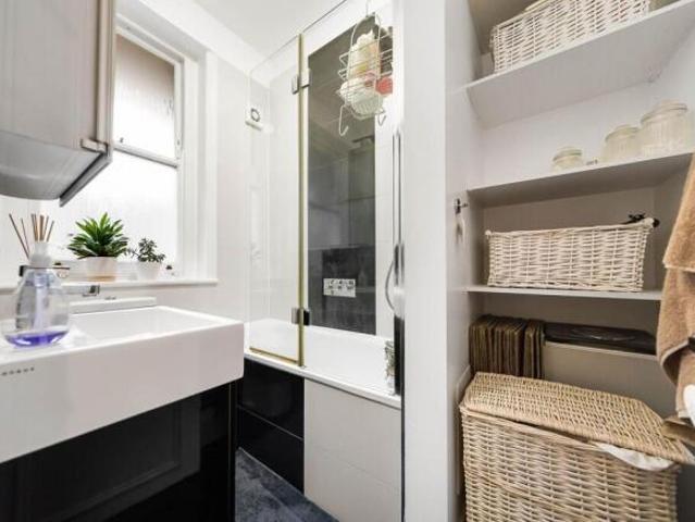 2 bedroom flat for sale in Ringford Road, Putney, London, SW18