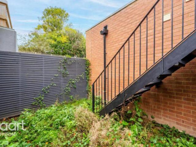 2 bedroom flat for sale in Riddlesdown Road, Purley, CR8