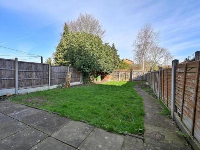 2 bedroom flat for sale in Ridgehurst Avenue, Watford, WD25