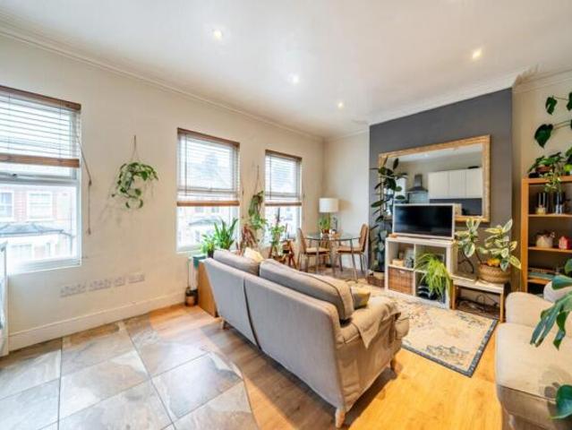 2 bedroom flat for sale in Rita Road, Stockwell, London, SW8