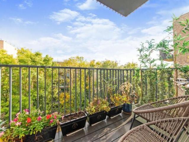 2 bedroom flat for sale in Riverwell Close, Watford, WD18
