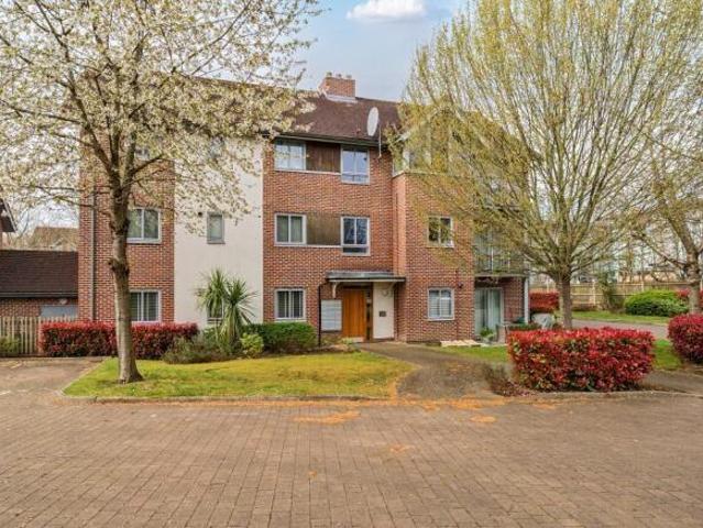 2 bedroom flat for sale in Pillar Box Gardens, Rooksdown, RG24