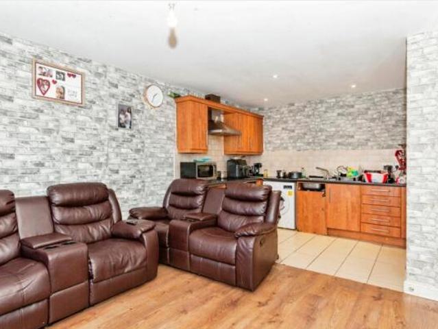 2 bedroom flat for sale in Rokesby Road, Slough, SL2