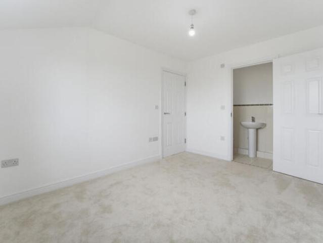 2 bedroom flat for sale in Rokesby Road, Slough, SL2