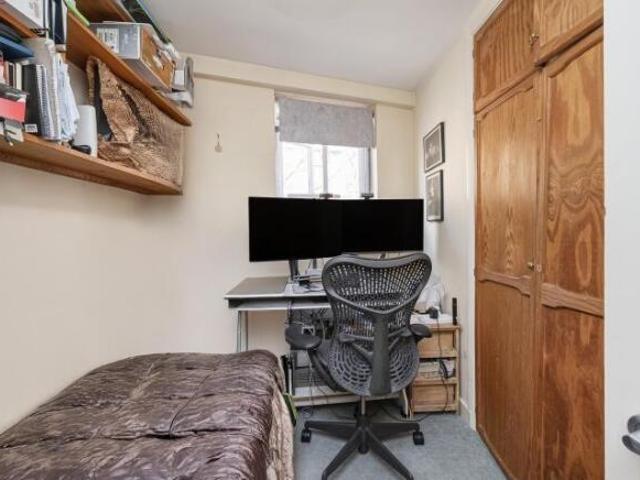 2 bedroom flat for sale in Rosebery Court, London, EC1R