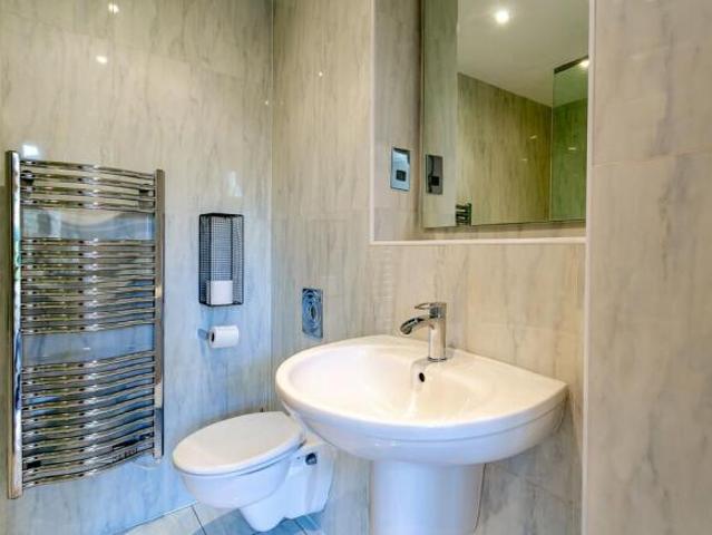 2 bedroom flat for sale in Roseville Avenue, Harrogate, HG1