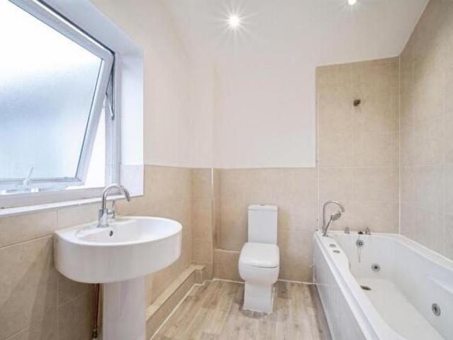 2 bedroom flat for sale in Russell Road, Basingstoke, RG21