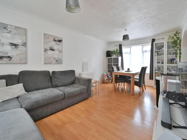 2 bedroom flat for sale in Rydal Court, Watford, WD25